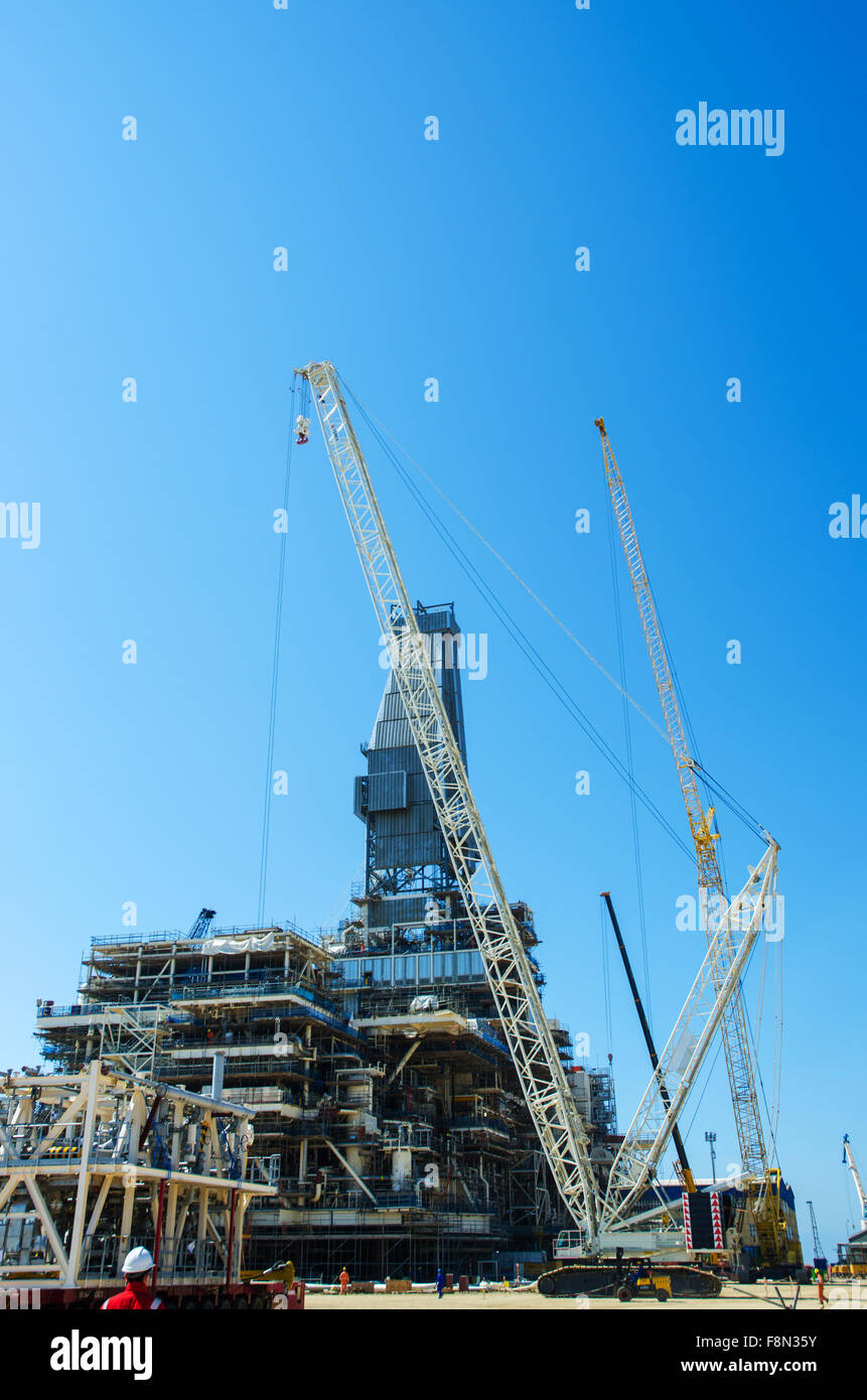 Offshore drilling during construction onshore Stock Photo - Alamy