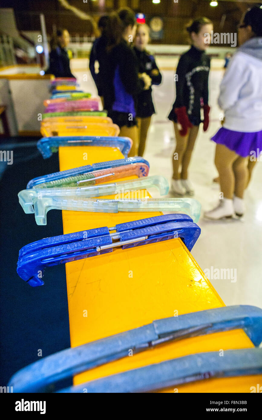 Female child figure skater hi-res stock photography and images - Alamy