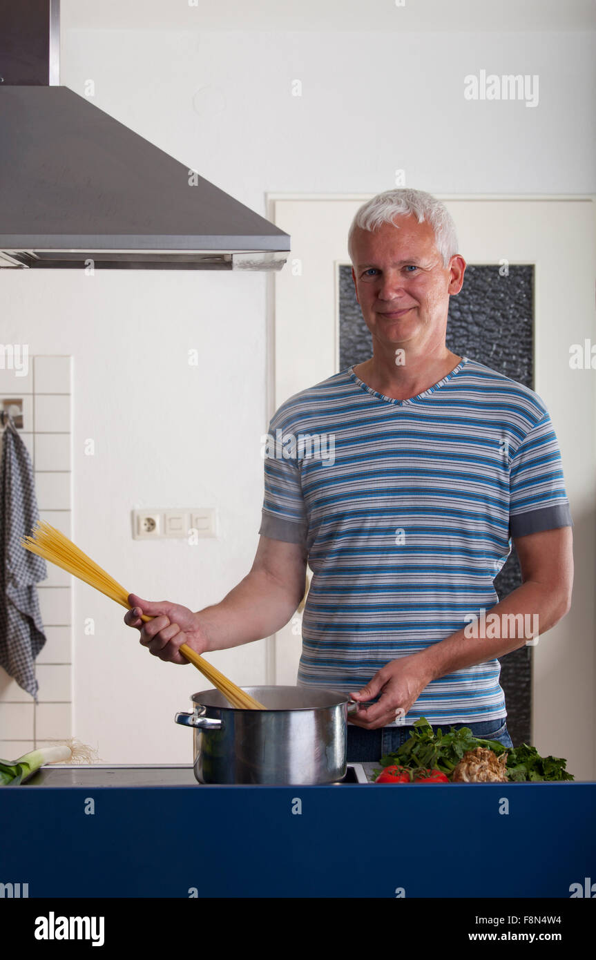 man cooking pasta in a kitchen Stock Photo - Alamy