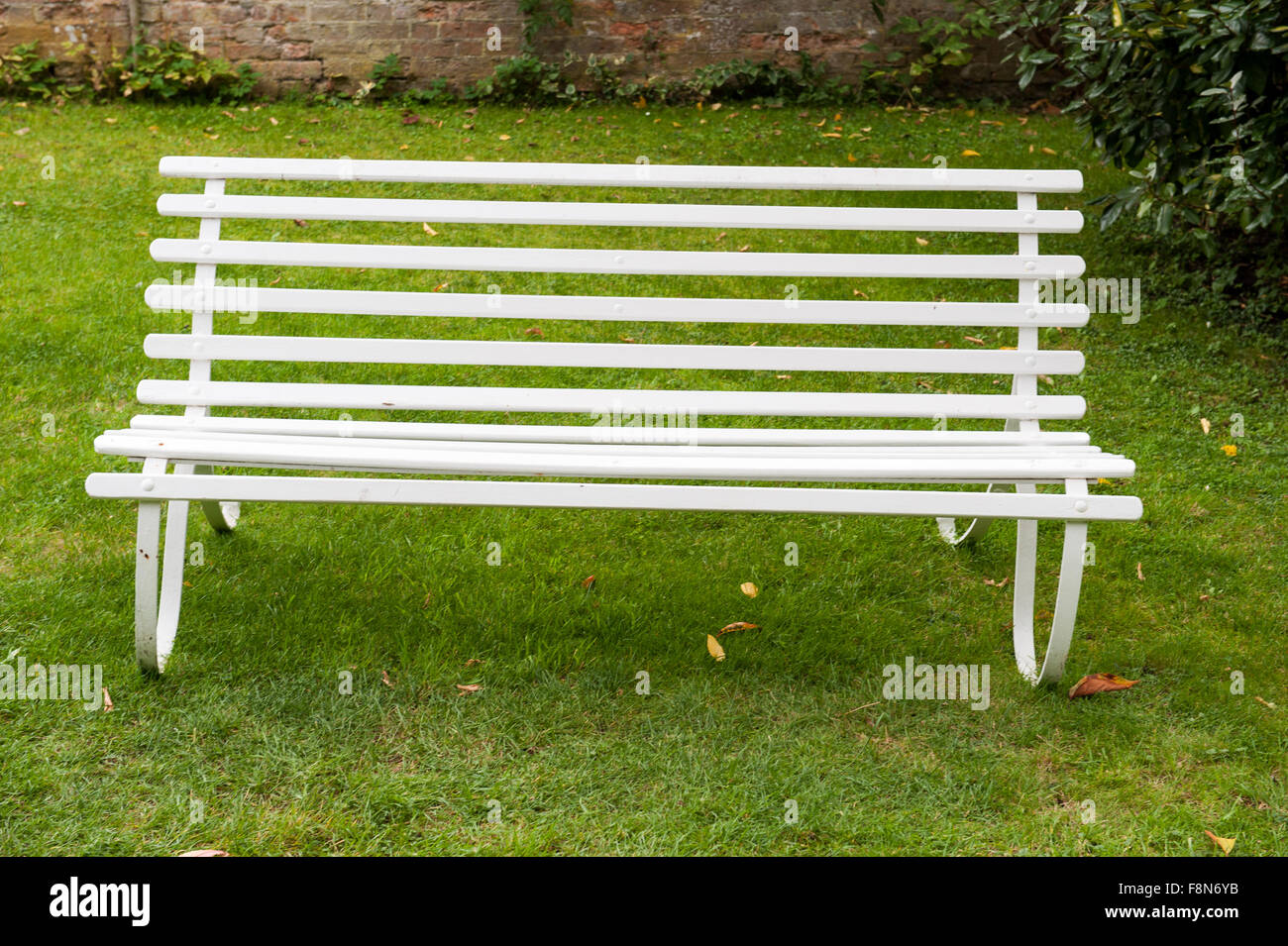 White painted garden bench hi-res stock photography and images - Alamy