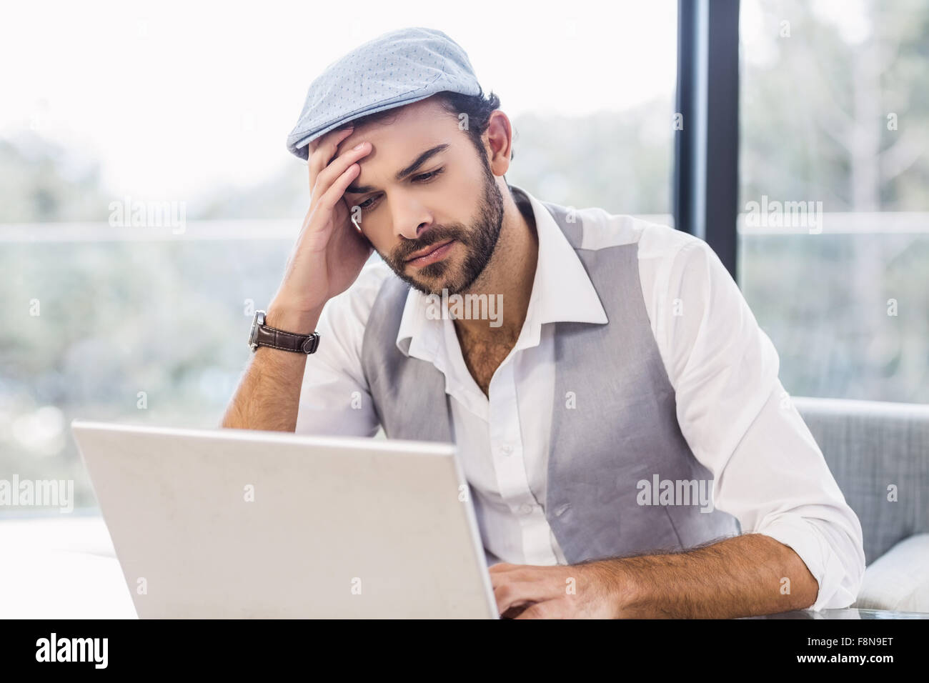 Worried man computer hi-res stock photography and images - Alamy