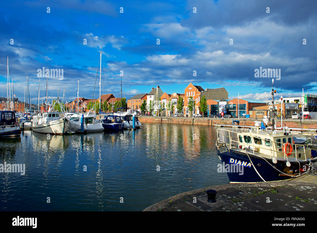 Hull harbour yorkshire hi-res stock photography and images - Alamy