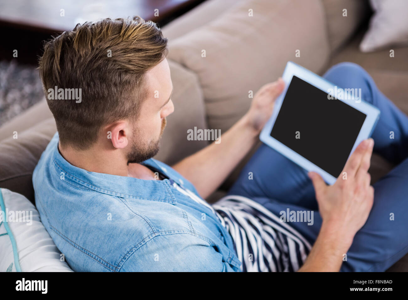 Sofa tablet man hi-res stock photography and images - Alamy