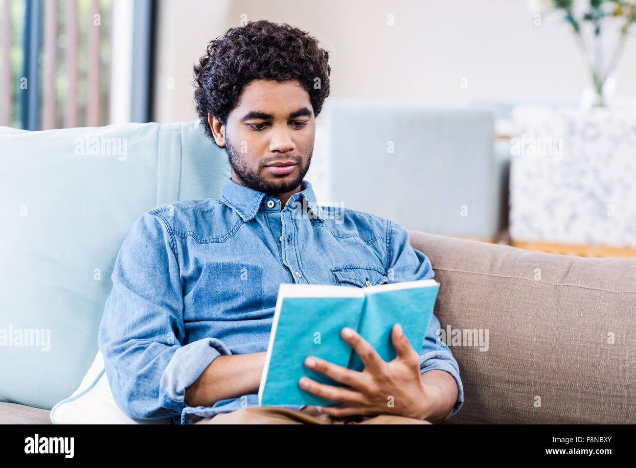 Man sitting reading book hi-res stock photography and images - Alamy