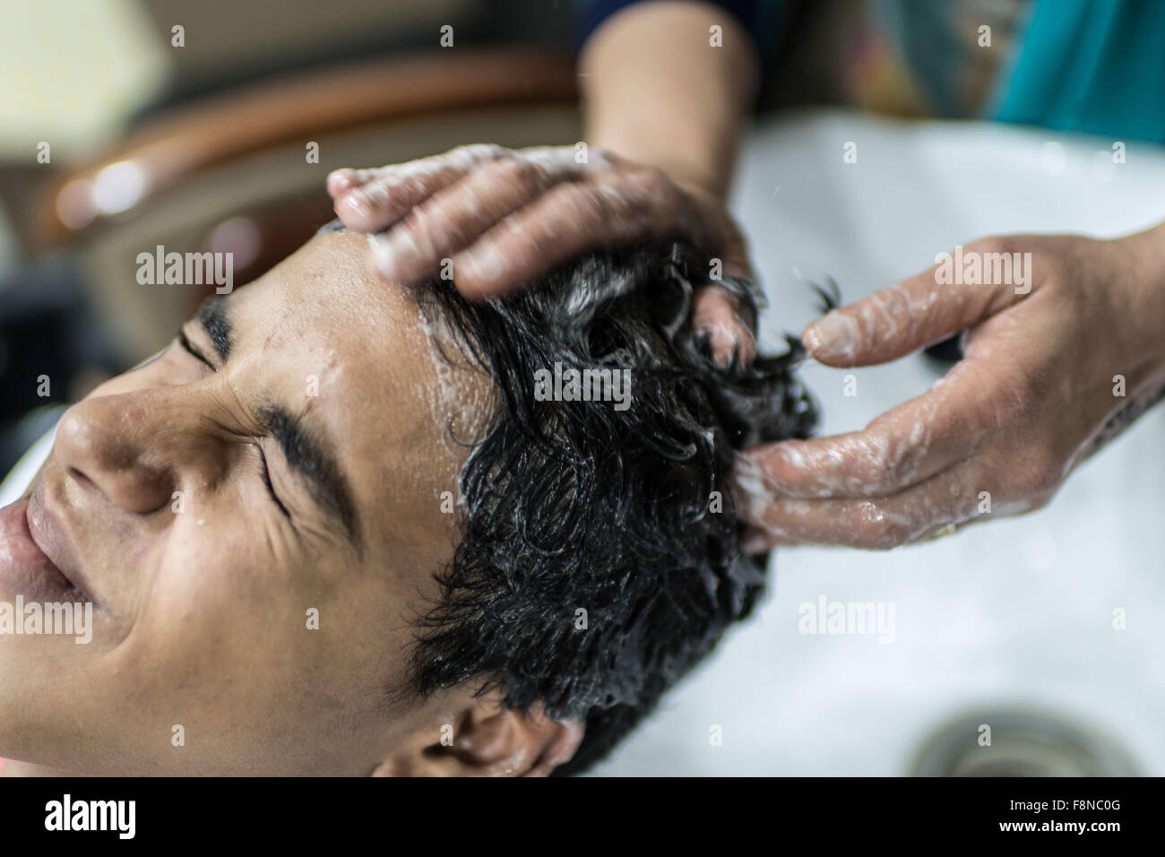 (151210) -- CAIRO, Dec. 10, 2015 (Xinhua) -- Abeer Mahmoud, 43, an ...