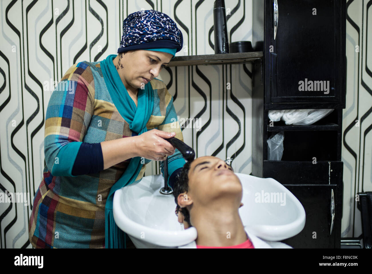 (151210) -- CAIRO, Dec. 10, 2015 (Xinhua) -- Abeer Mahmoud, 43, an ...
