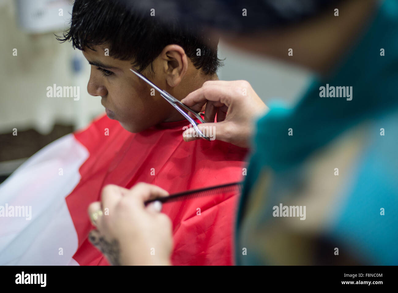 (151210) -- CAIRO, Dec. 10, 2015 (Xinhua) -- Abeer Mahmoud, 43, an ...