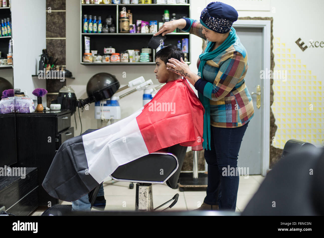 (151210) -- CAIRO, Dec. 10, 2015 (Xinhua) -- Abeer Mahmoud, 43, an ...