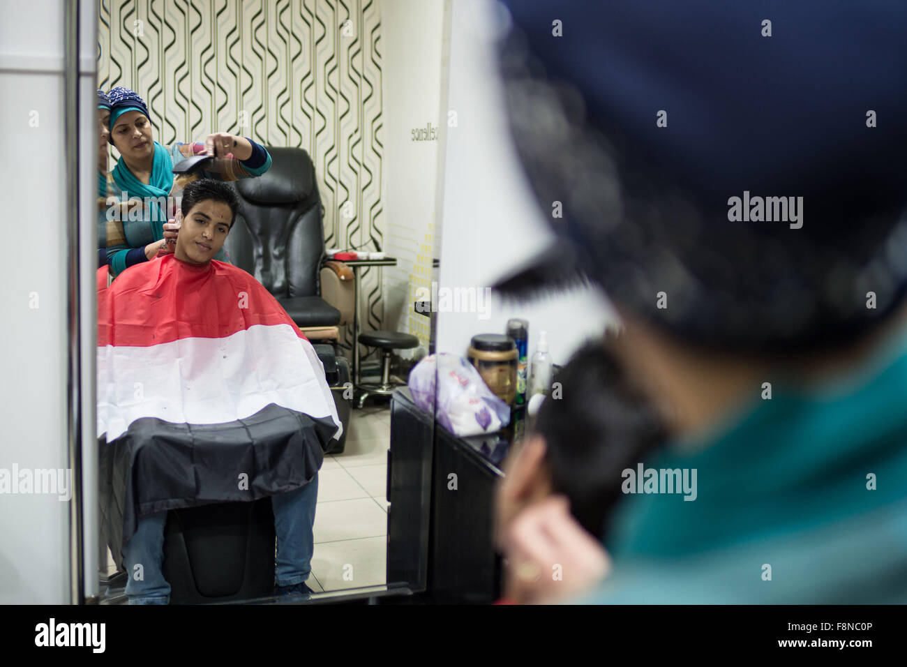 (151210) -- CAIRO, Dec. 10, 2015 (Xinhua) -- Abeer Mahmoud, 43, an ...