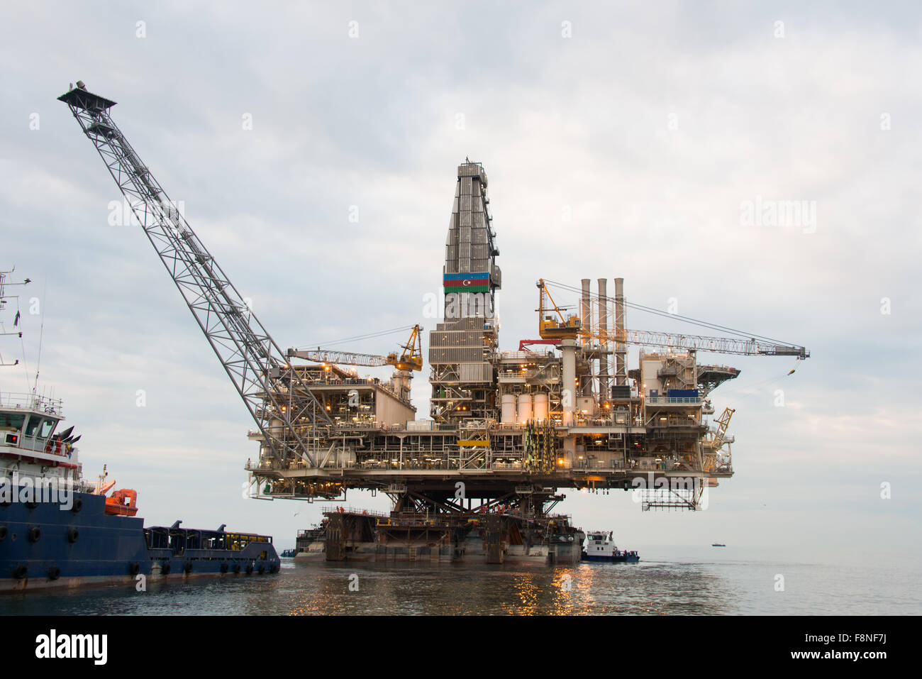 Oil rig being tugged in the sea Stock Photo - Alamy