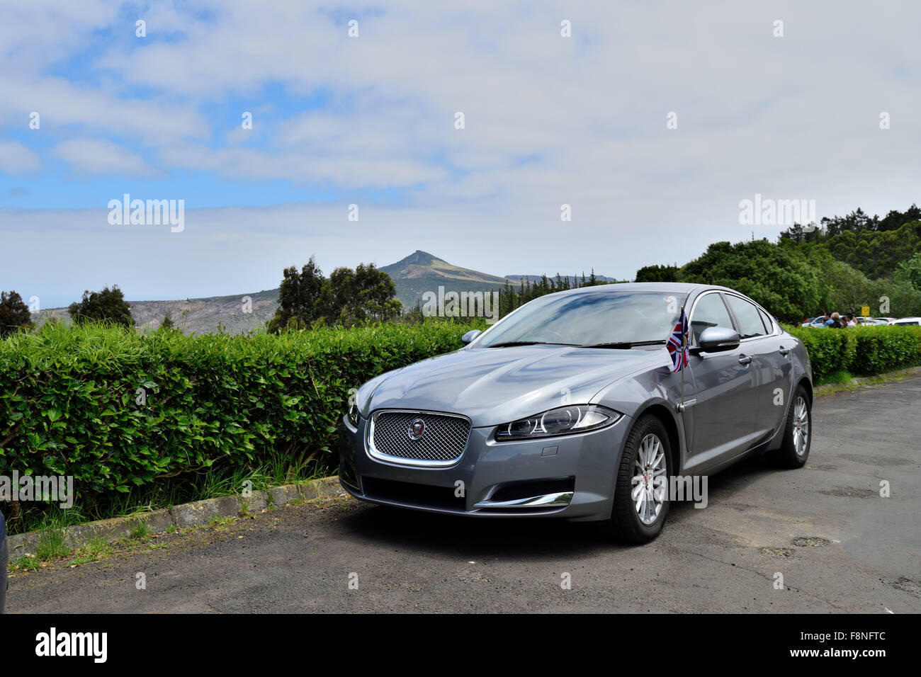 Car with british flag hi-res stock photography and images - Alamy