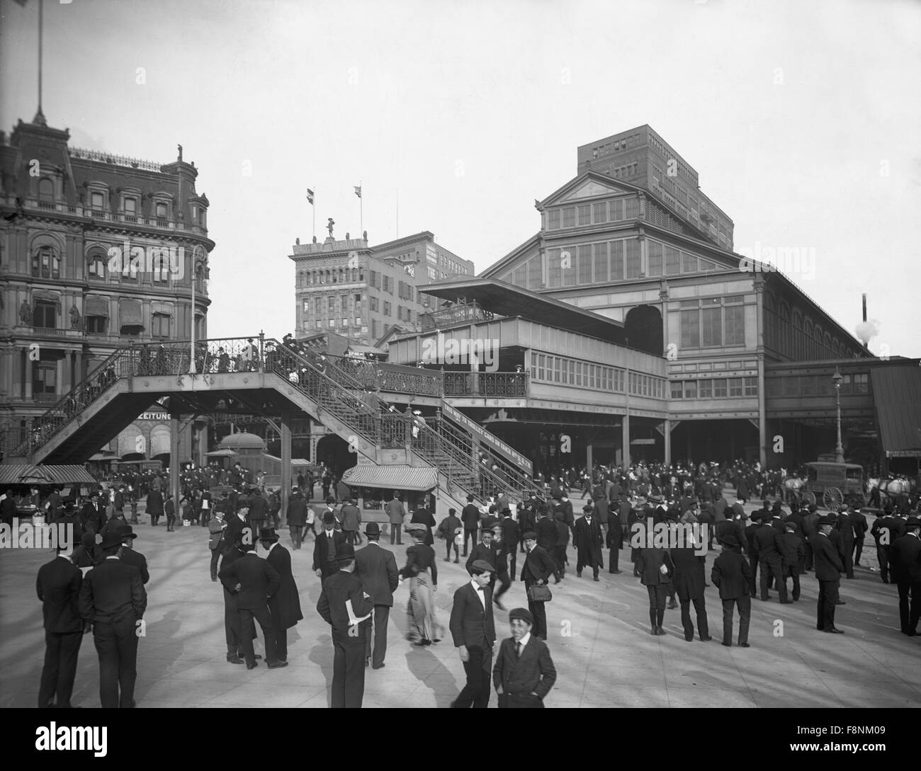 1900s bridge buildings and people hi-res stock photography and images ...