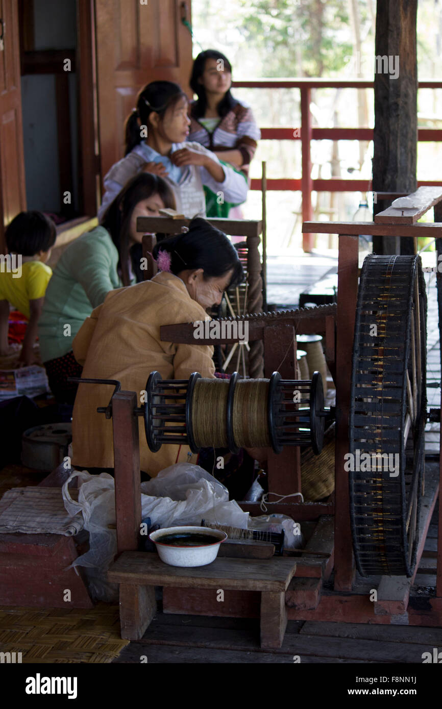 Myanmar hand-loom woman.The Padaung people are one of the many minority ...