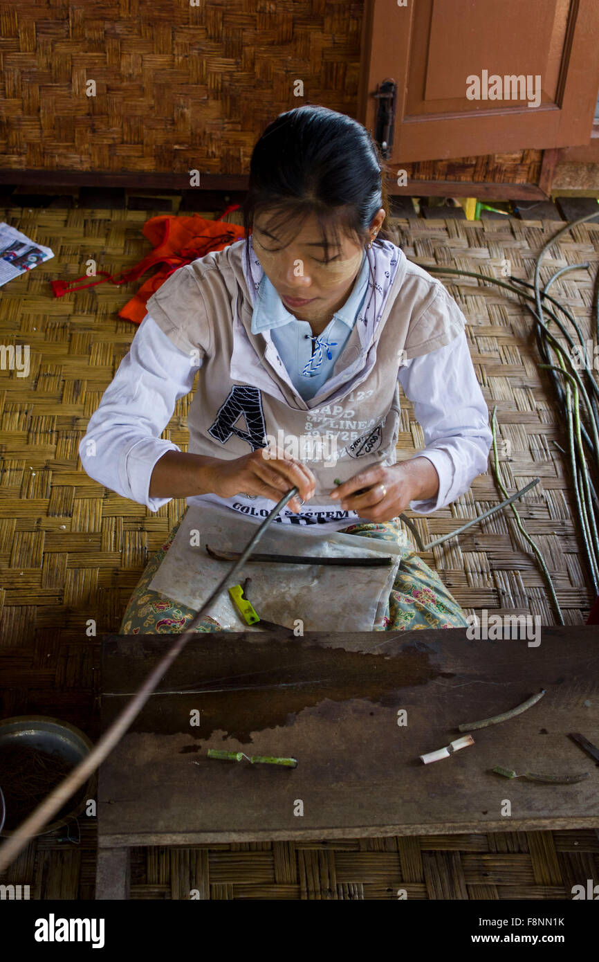 Myanmar hand-loom woman.The Padaung people are one of the many minority ...
