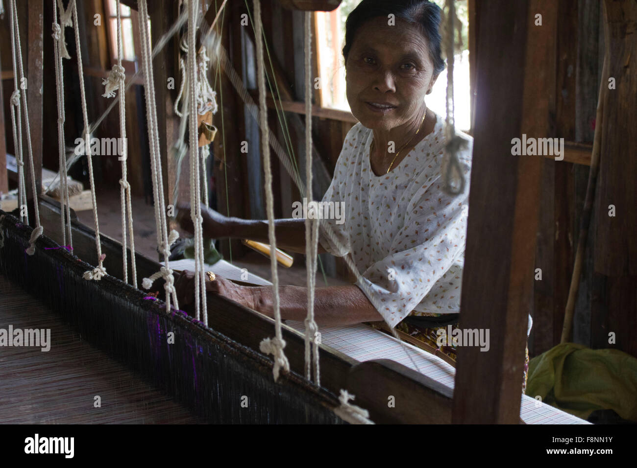 Myanmar hand-loom woman.The Padaung people are one of the many minority ...