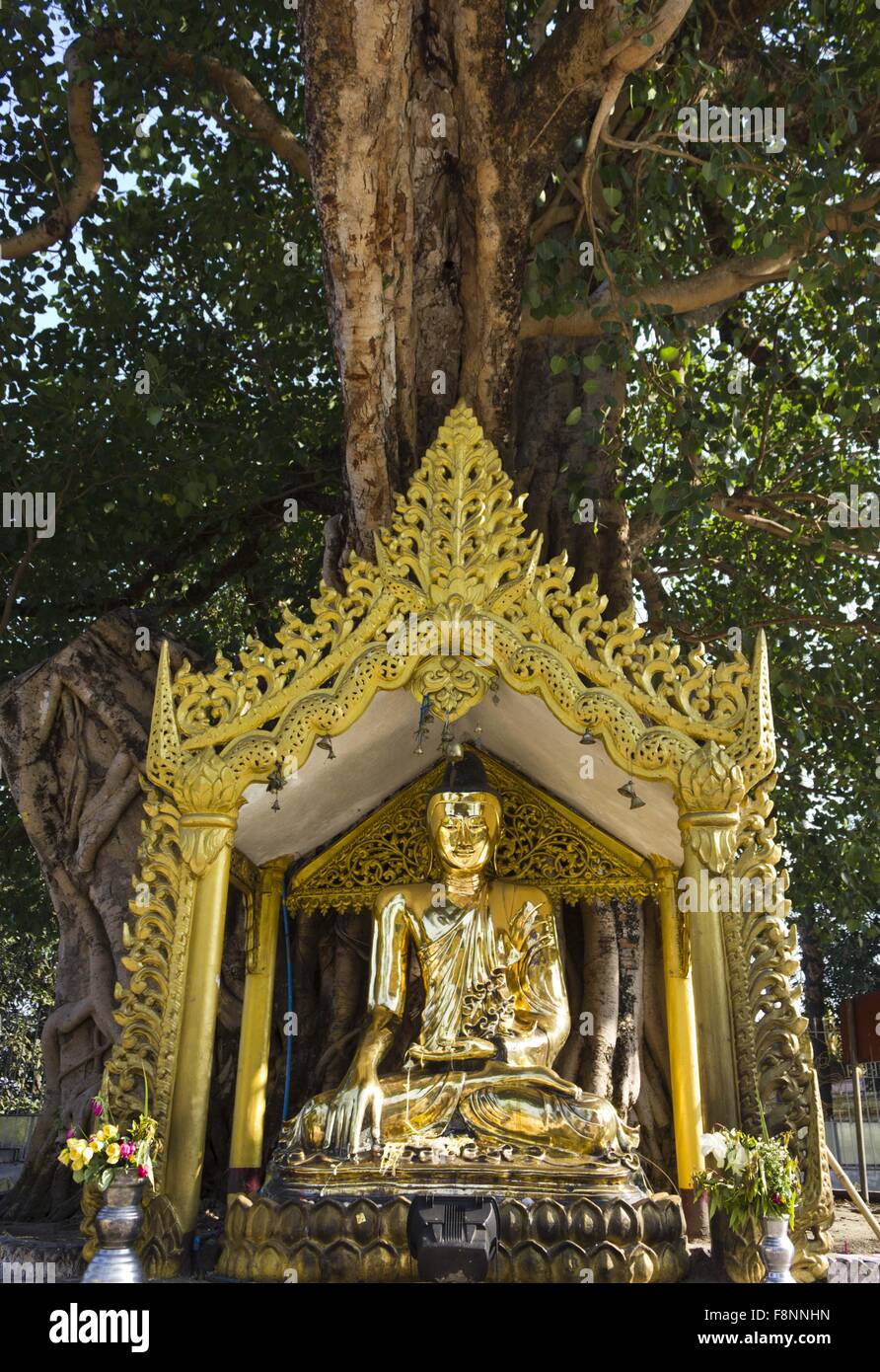 YANGON, MYANMAR - FEBRUARY 2014: Traditional burmese Buddha Statue ...
