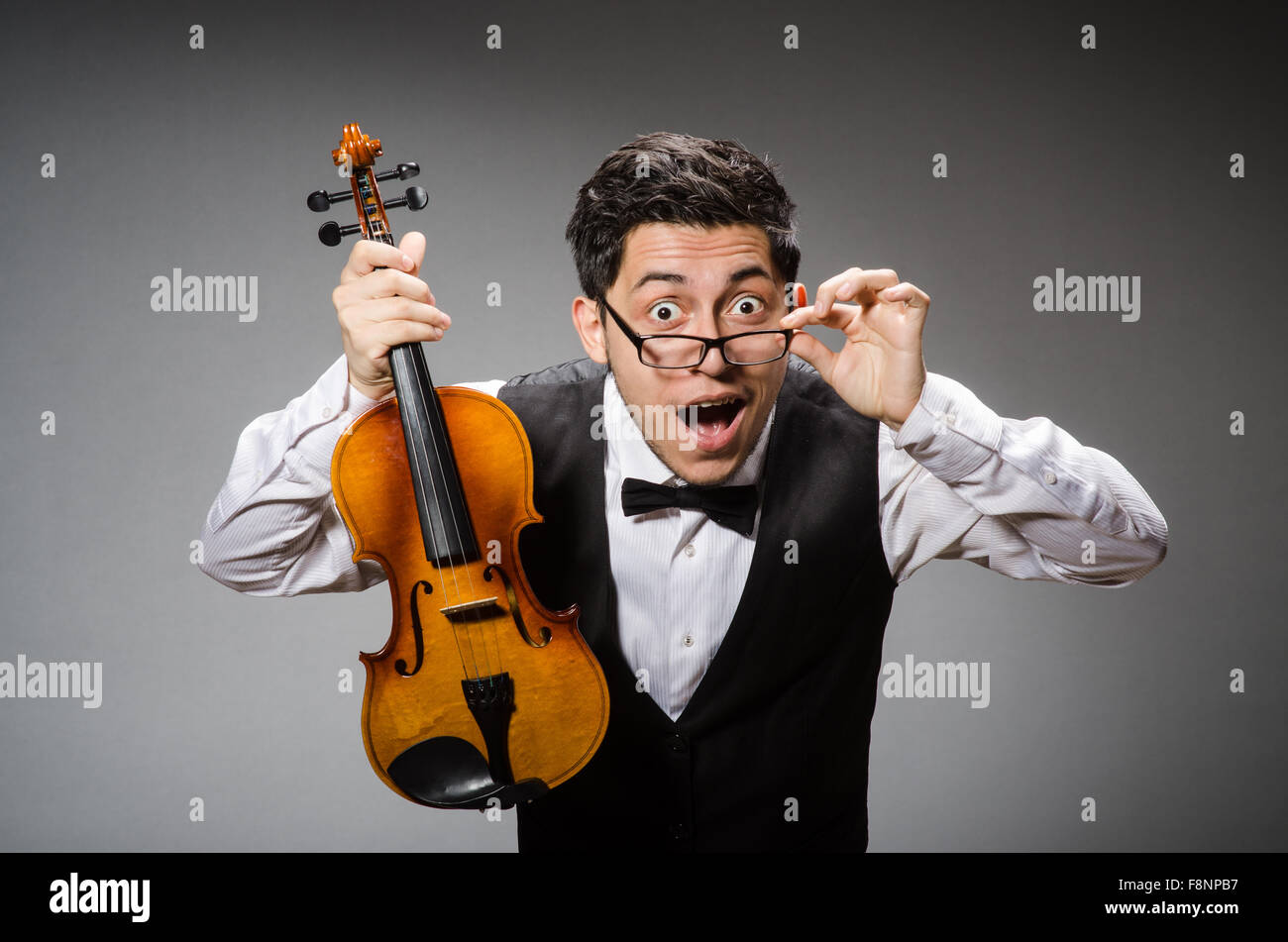 Funny violin player with fiddle Stock Photo - Alamy