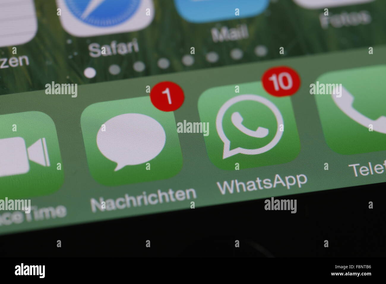 Iphone display screen hi-res stock photography and images - Alamy