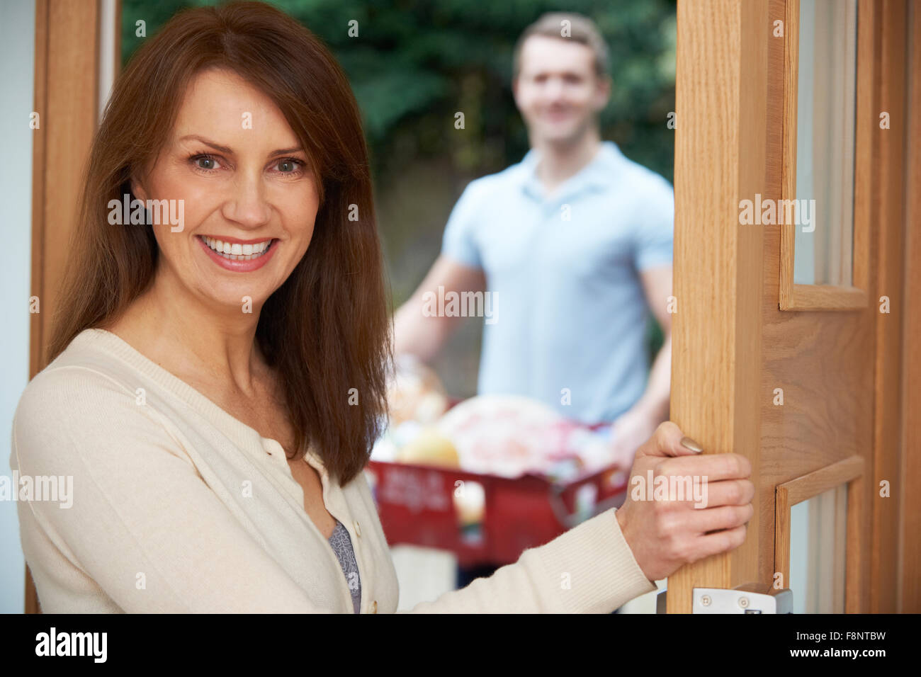Grocery delivery man hi-res stock photography and images - Alamy