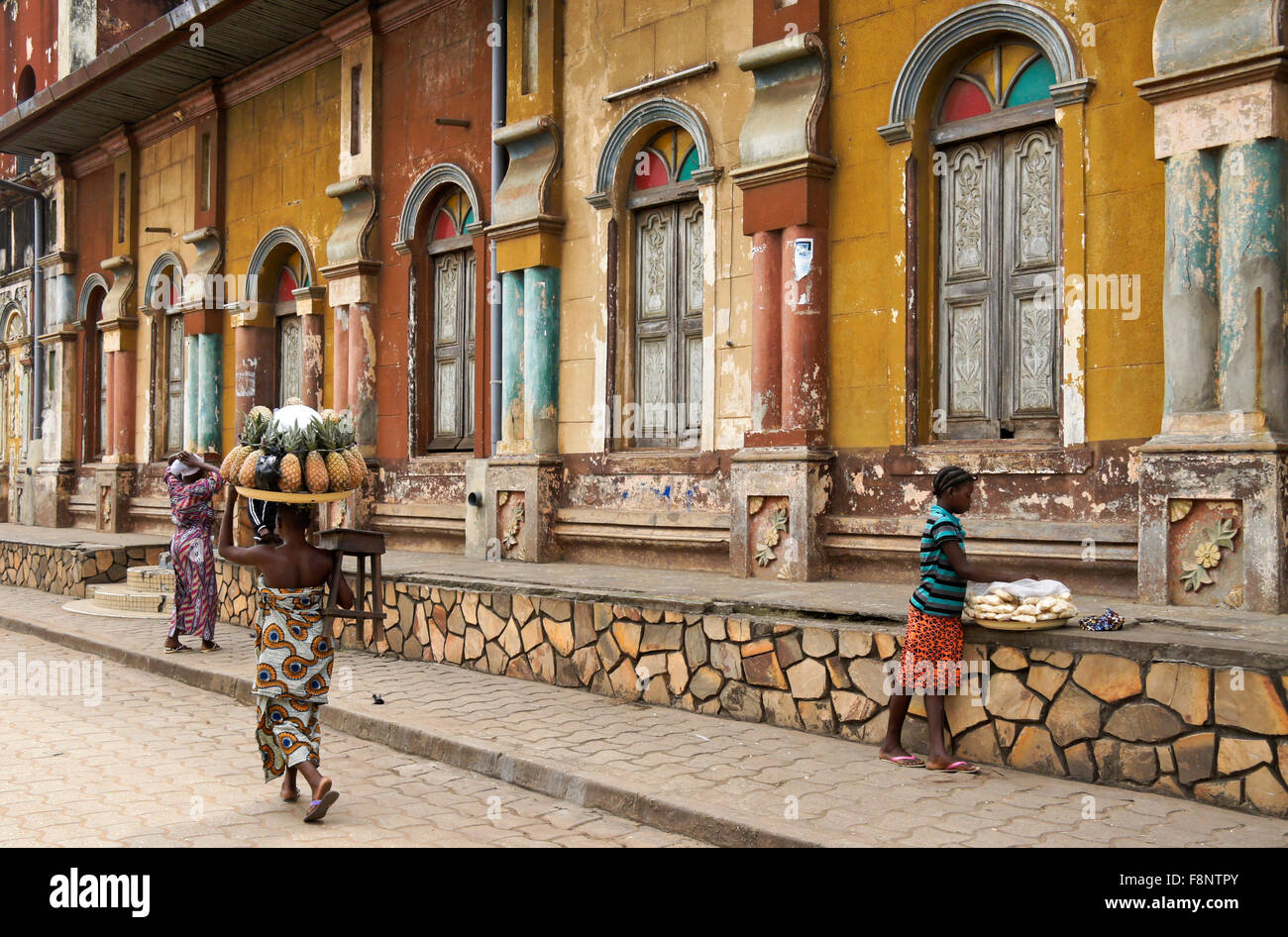 Street vendors outside Grand Central Mosque, Porto Novo, Benin Stock ...