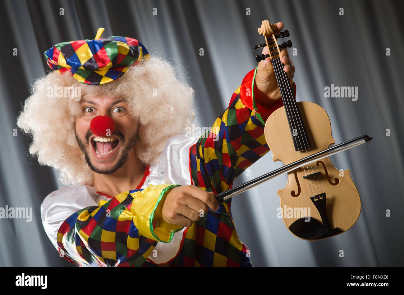 Playing violin red curtain hi-res stock photography and images - Alamy