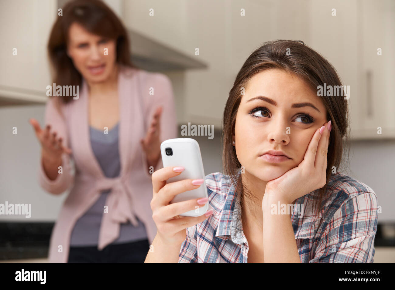 Mother and daughter cell phone hi-res stock photography and images - Alamy