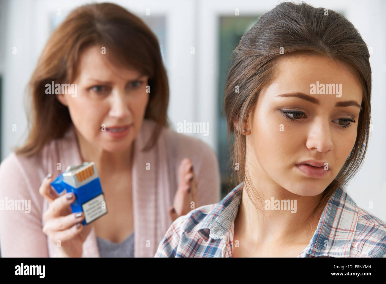 Two women and talking a shocked hi-res stock photography and images - Alamy