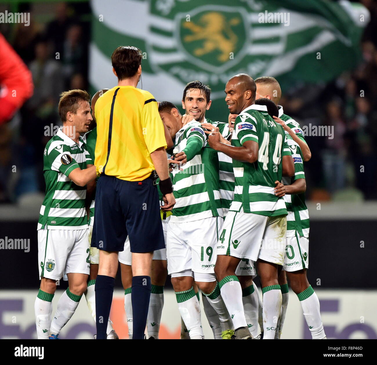 Lisbon, Portugal. 10th Dec, 2015. Players of Sporting celebrate after ...