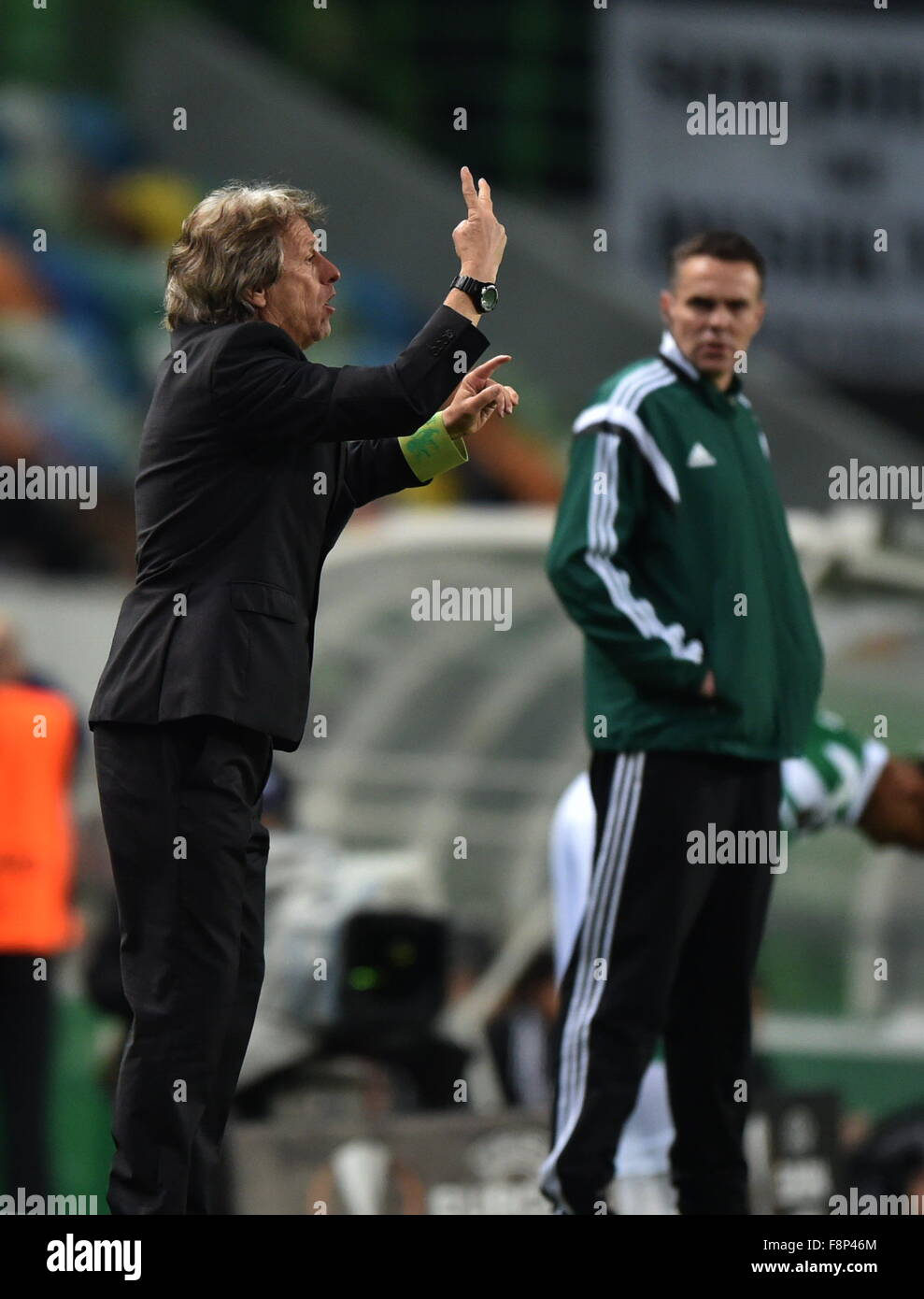 Lisbon, Portugal. 10th Dec, 2015. Sporting's head coach Jorge Jesus (L ...