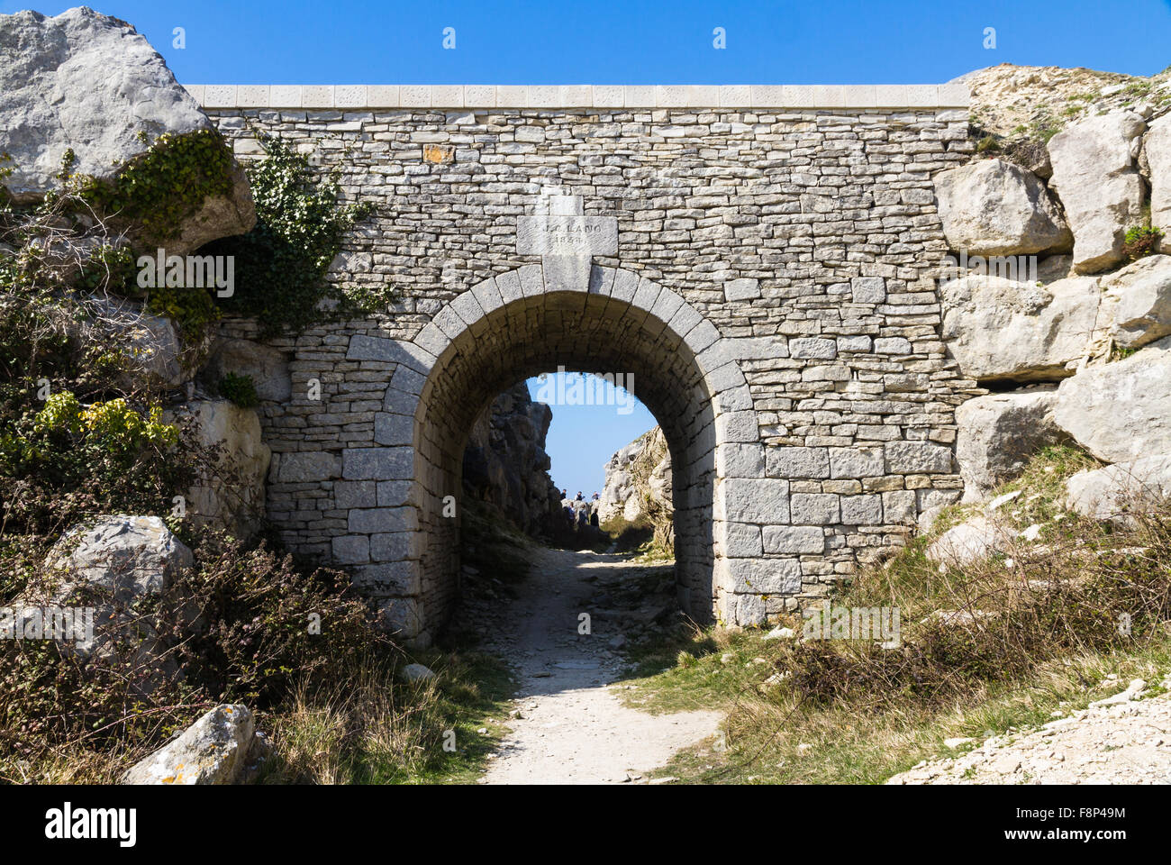 Lano’s Bridge, old limestone bridge. Tout Quarry, Fortuneswell ...