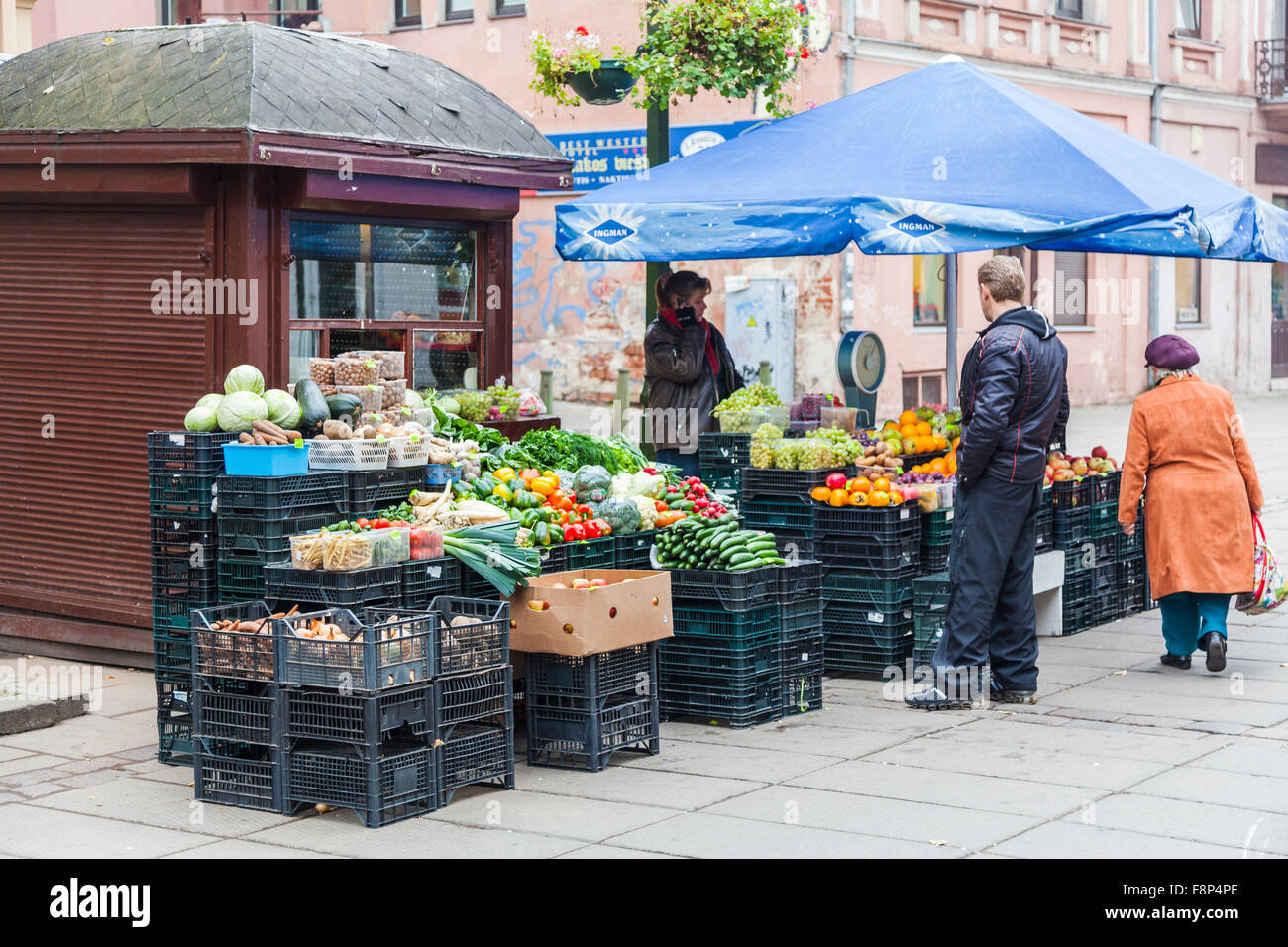 Roadside stall selling vegetables hi-res stock photography and images ...