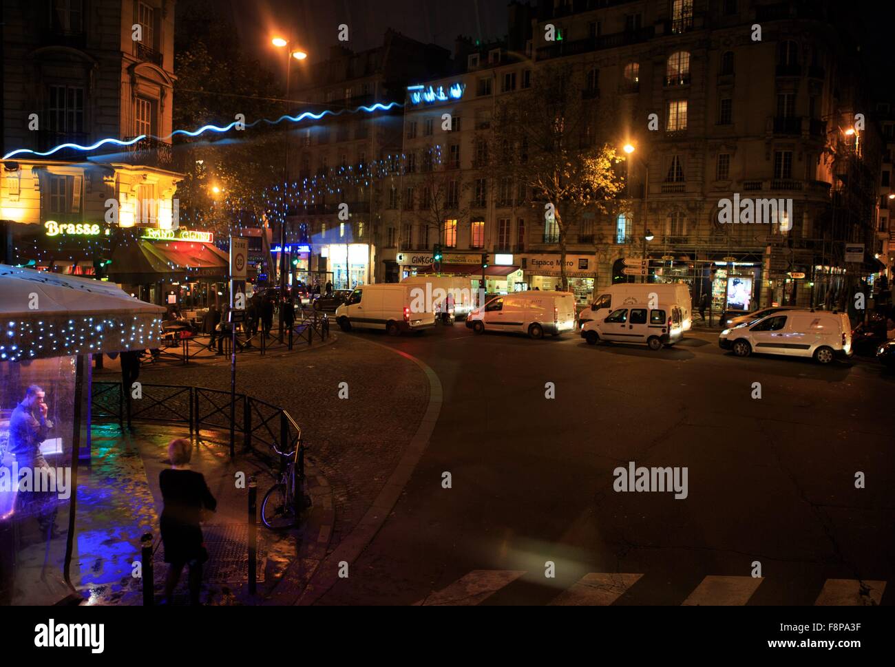 Paris Streets At Night Wallpaper