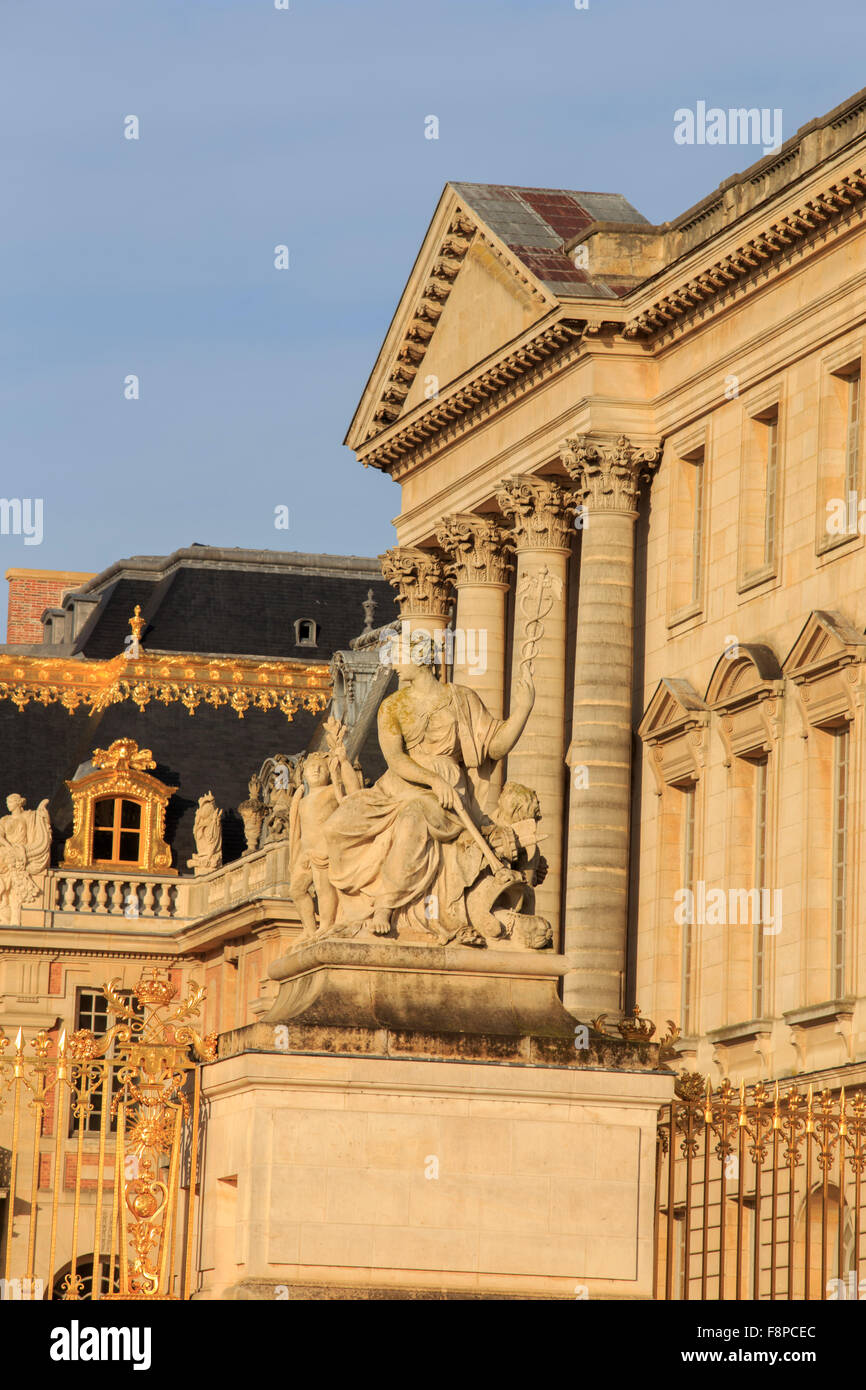 Angel statues at the second gate of the Chateau Versailles in Paris ...