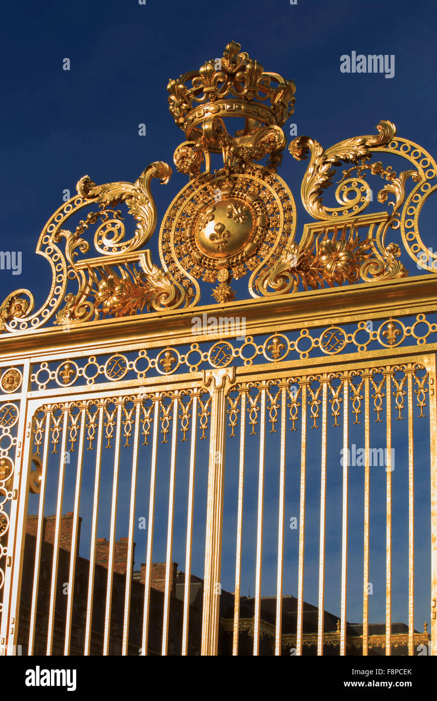 The ornate golden entrance gates to the Chateau Versailles on the ...