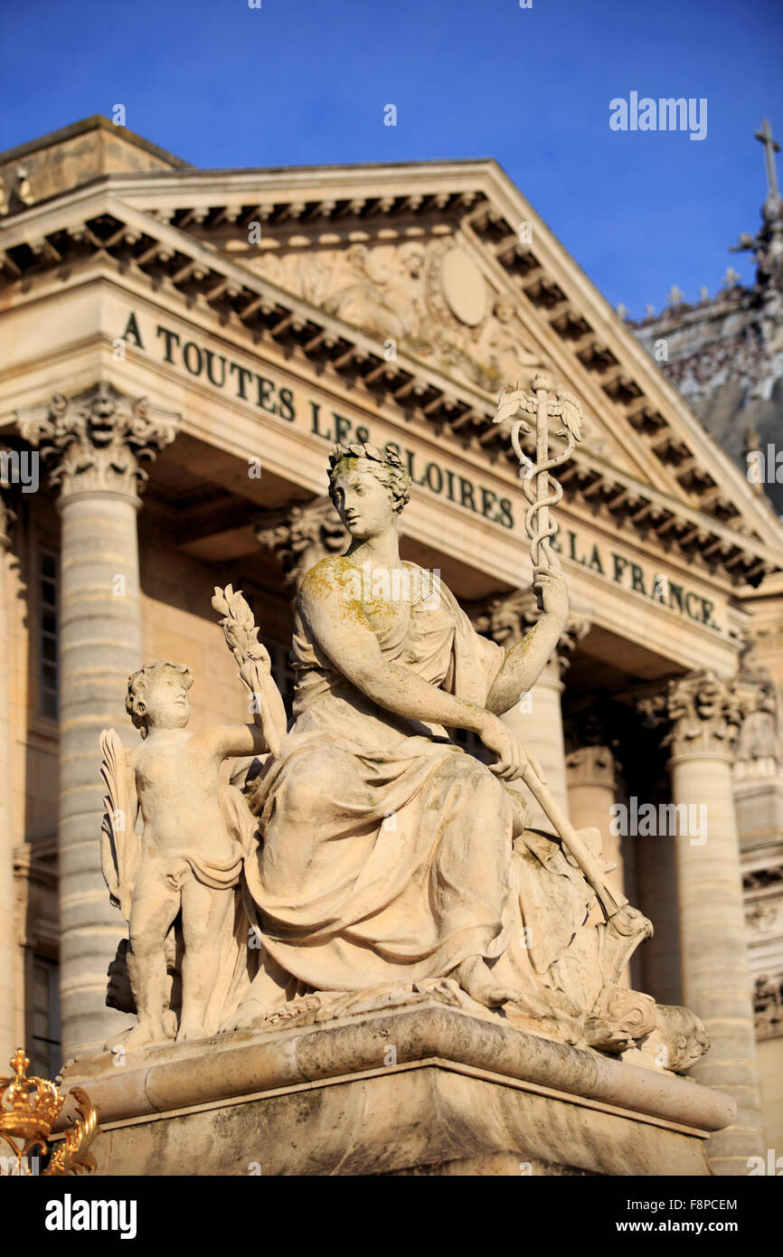 Angel statues at the second gate of the Chateau Versailles in Paris ...