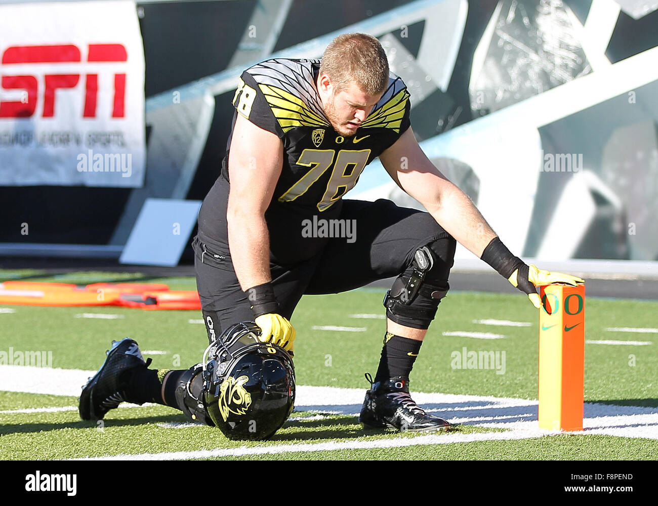 Autzen Stadium, Eugene, OR, USA. 21st Nov, 2015. Oregon Ducks offensive ...