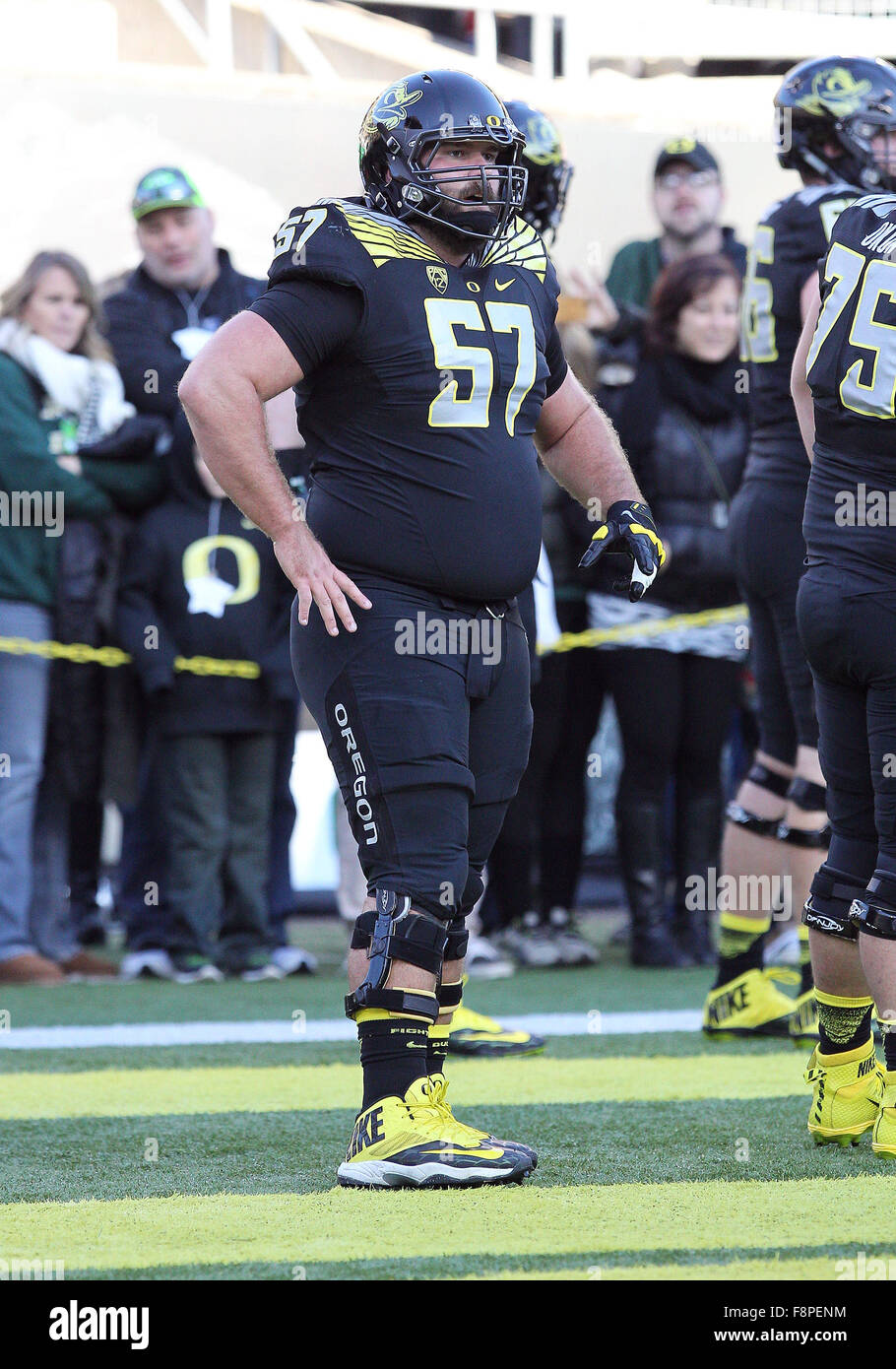 Autzen Stadium, Eugene, OR, USA. 21st Nov, 2015. Oregon Ducks offensive ...