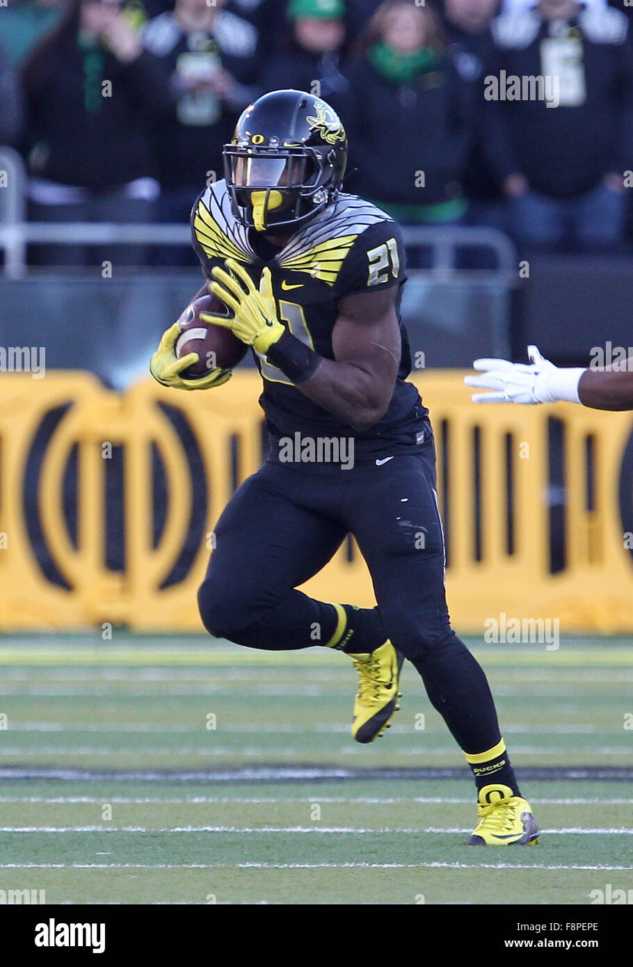 Autzen Stadium, Eugene, OR, USA. 21st Nov, 2015. Oregon Ducks running ...