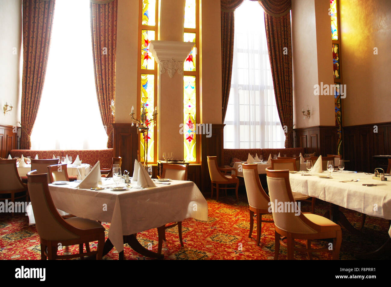 Restaurant with served tables ready for customers Stock Photo - Alamy