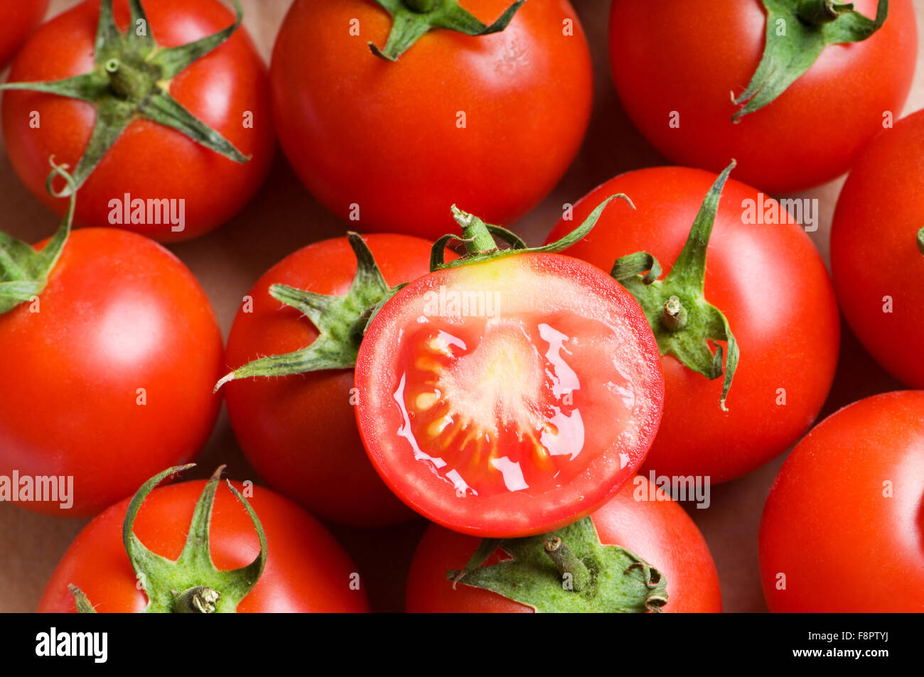 Red tomatoes arranged at the market stand Stock Photo - Alamy