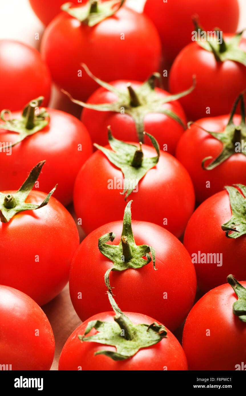 Red tomatoes arranged at the market stand Stock Photo - Alamy