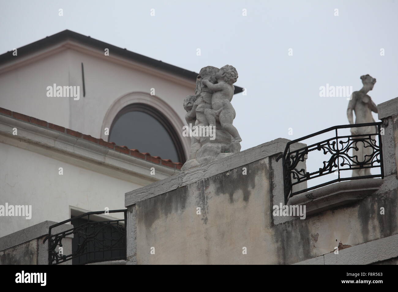 roof statues in Venice Stock Photo - Alamy