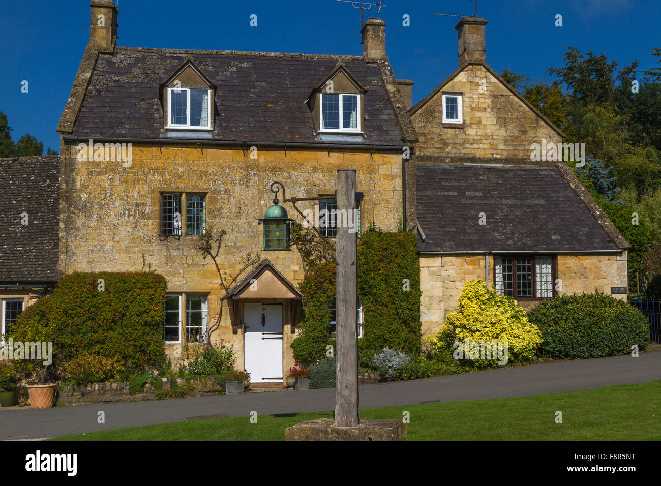 Lamp post on rural hi-res stock photography and images - Alamy