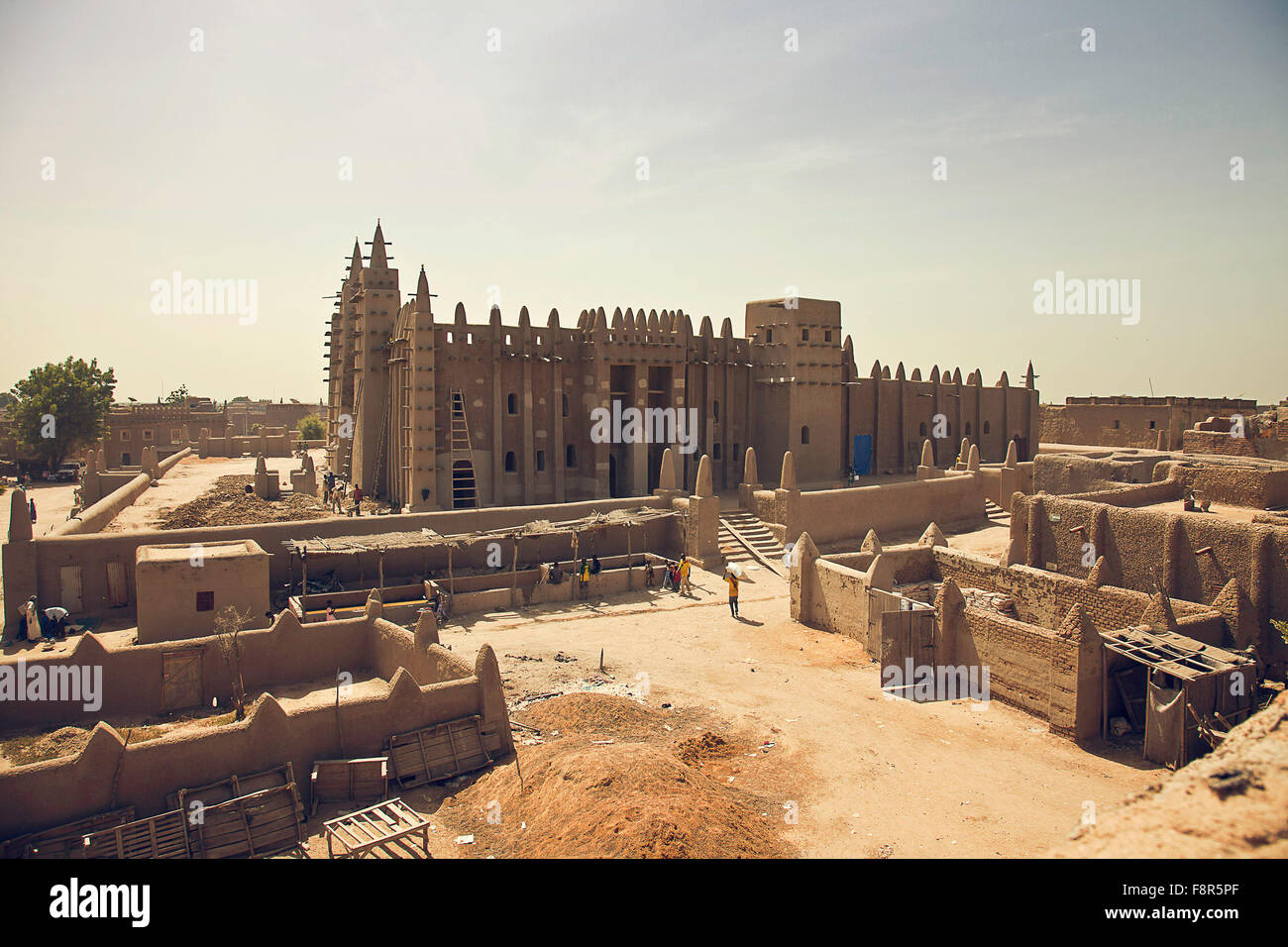 Worlds largest adobe mud building hi-res stock photography and images ...