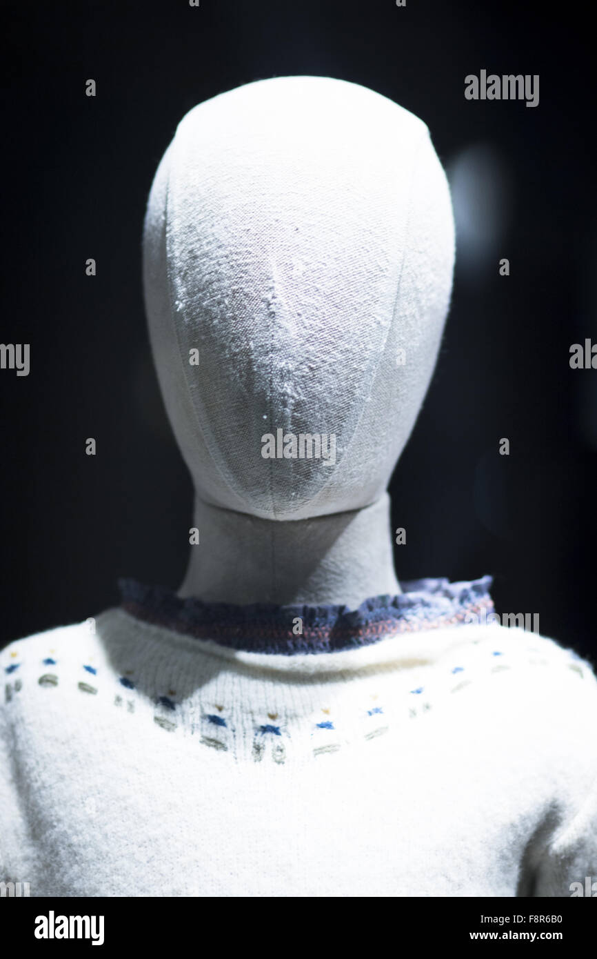 Shop dummy fashion mannequin in department store boutique window ...