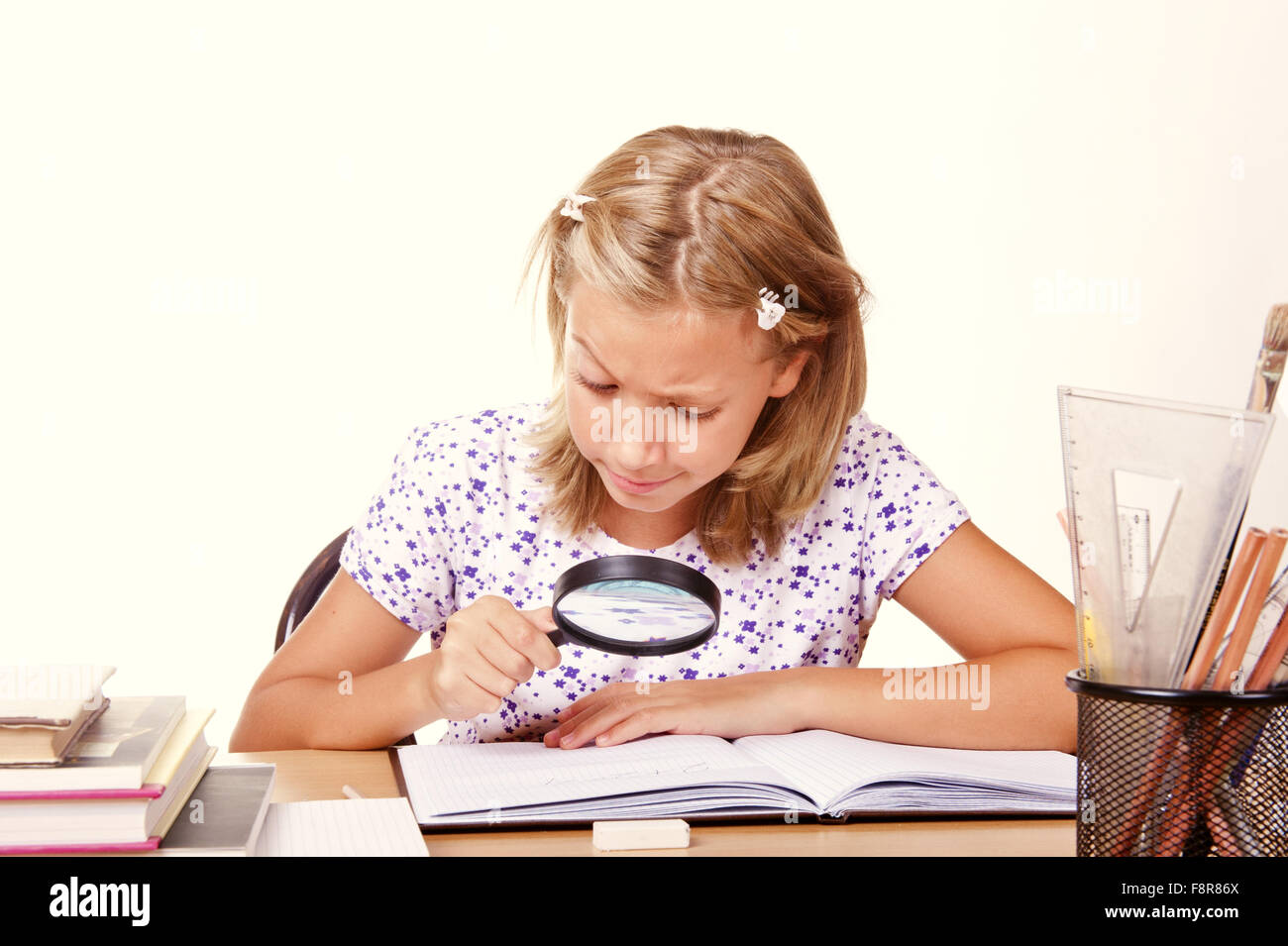 Magnifying glass book children hi-res stock photography and images - Alamy