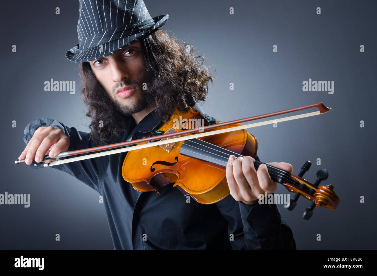 Gypsy violin player in studio Stock Photo - Alamy