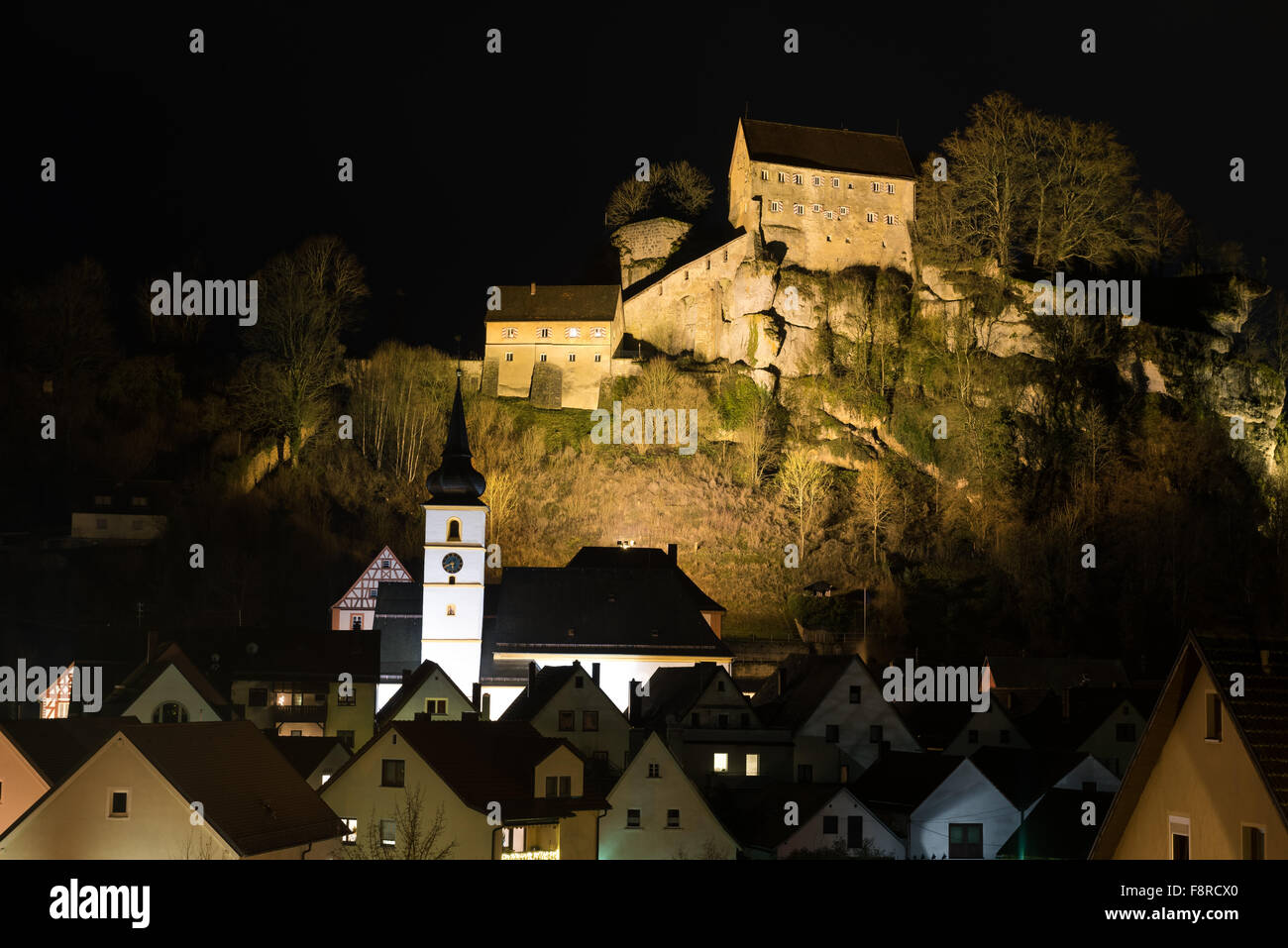 Pottenstein, Germany. 10th Dec, 2015. Illuminated Pottenstein Castle ...