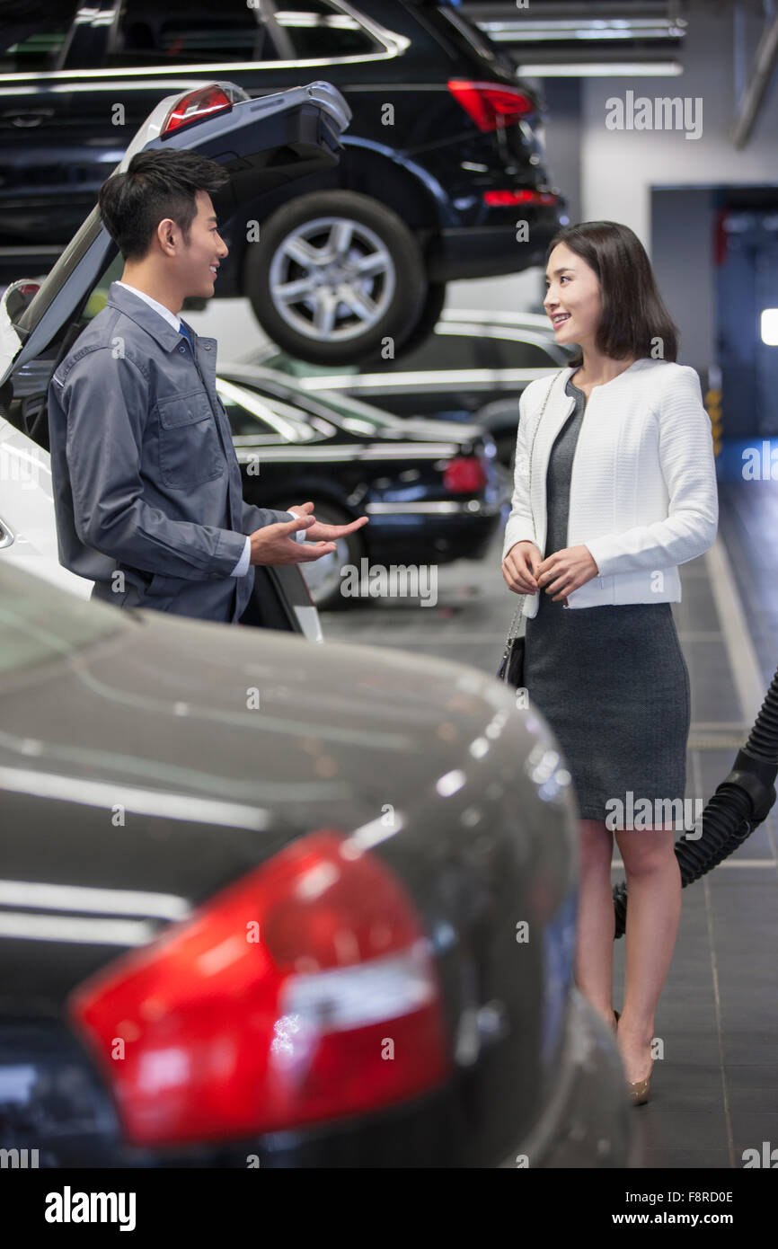 Auto mechanic talking with car owner Stock Photo - Alamy