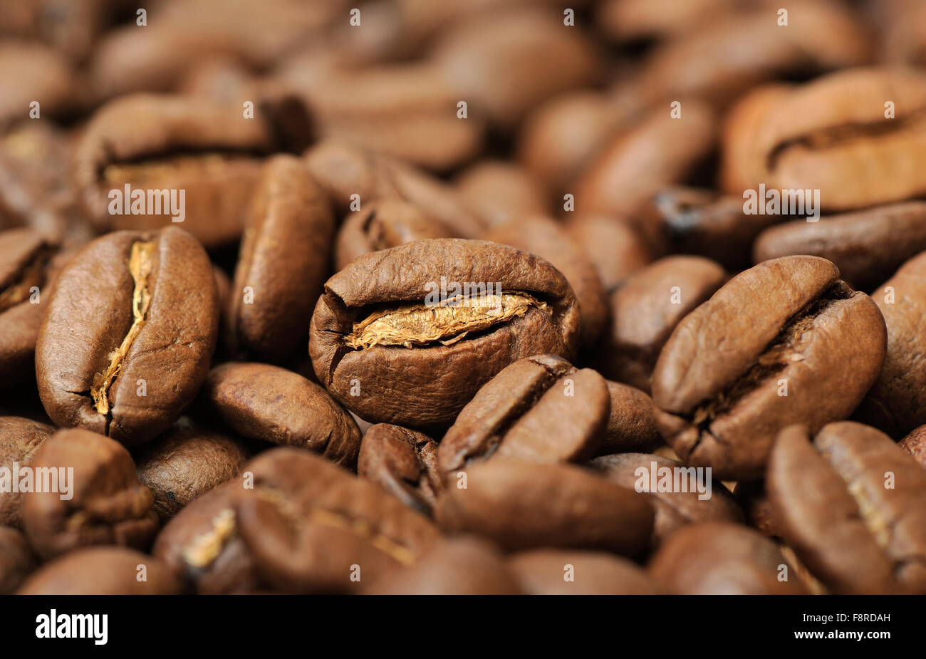 Roasted coffee beans, shallow DOF Stock Photo - Alamy